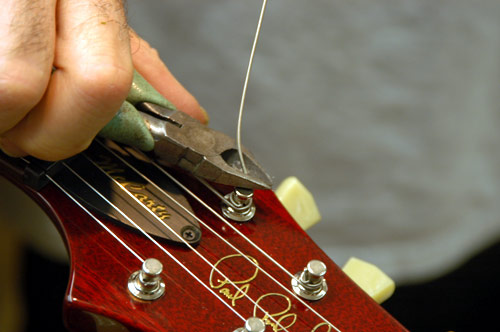 How to String a Guitar: Step by Step – Sound Check Lab.