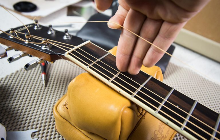How to String a Guitar: Step by Step – Sound Check Lab.